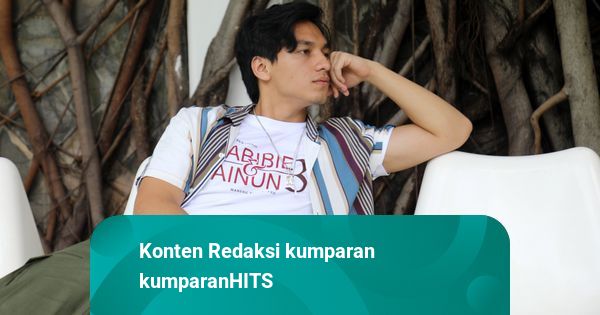 Ikut Demo Tolak UU Ciptaker, Jefri Nichol Lempar Tikus dan Payung Hitam ke DPR | kumparan.com
